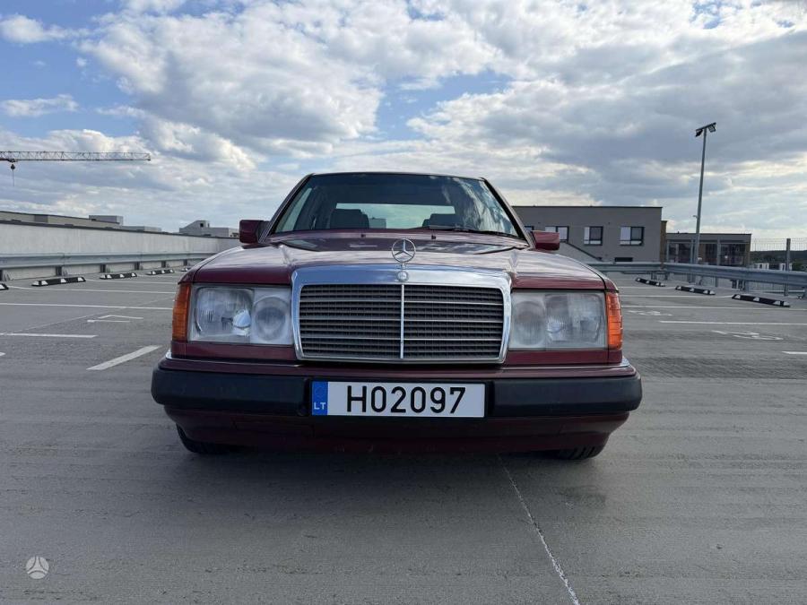 Red Mercedes-Benz E 220 1993 in Vilnius, with an engine capacity of 2.20 L and mileage of 205 thousand km for 6200 €, photo 4 on AUTOMOTO.COM.LV
