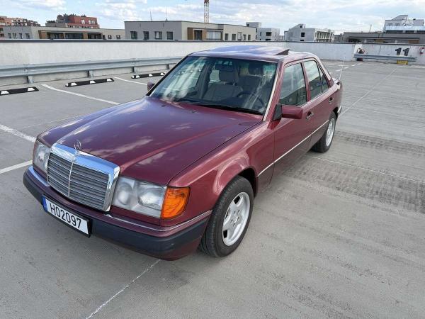 Red Mercedes-Benz E 220 1993 in Vilnius, with an engine capacity of 2.20 L and mileage of 205 thousand km for 6200 €, photo 4 on AUTOMOTO.COM.LV