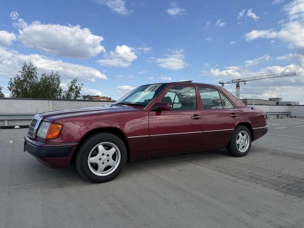 Red Mercedes-Benz E 220 1993 in Vilnius, with an engine capacity of 2.20 L and mileage of 205 thousand km for 6200 €, photo 6 on AUTOMOTO.COM.LV