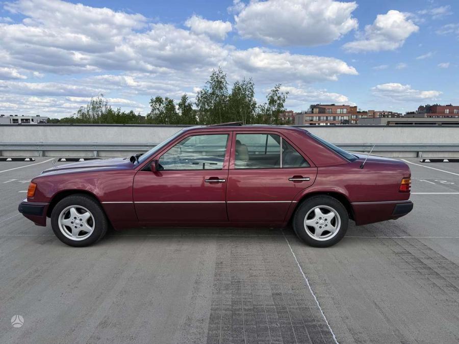 Red Mercedes-Benz E 220 1993 in Vilnius, with an engine capacity of 2.20 L and mileage of 205 thousand km for 6200 €, photo 8 on AUTOMOTO.COM.LV