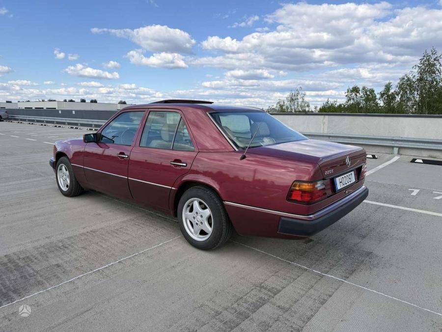 Red Mercedes-Benz E 220 1993 in Vilnius, with an engine capacity of 2.20 L and mileage of 205 thousand km for 6200 €, photo 9 on AUTOMOTO.COM.LV