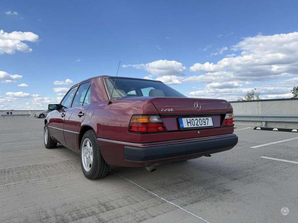 Red Mercedes-Benz E 220 1993 in Vilnius, with an engine capacity of 2.20 L and mileage of 205 thousand km for 6200 €, photo 9 on AUTOMOTO.COM.LV