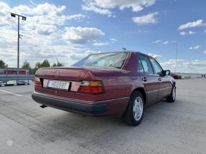 Red Mercedes-Benz E 220 1993 in Vilnius, with an engine capacity of 2.20 L and mileage of 205 thousand km for 6200 €, photo 12 on AUTOMOTO.COM.LV