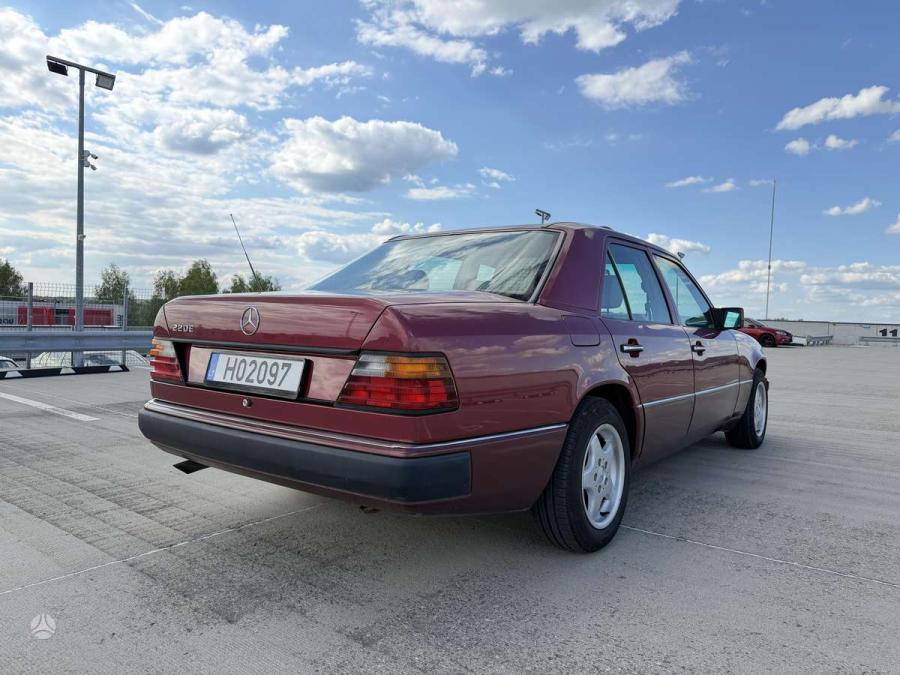 Red Mercedes-Benz E 220 1993 in Vilnius, with an engine capacity of 2.20 L and mileage of 205 thousand km for 6200 €, photo 12 on AUTOMOTO.COM.LV