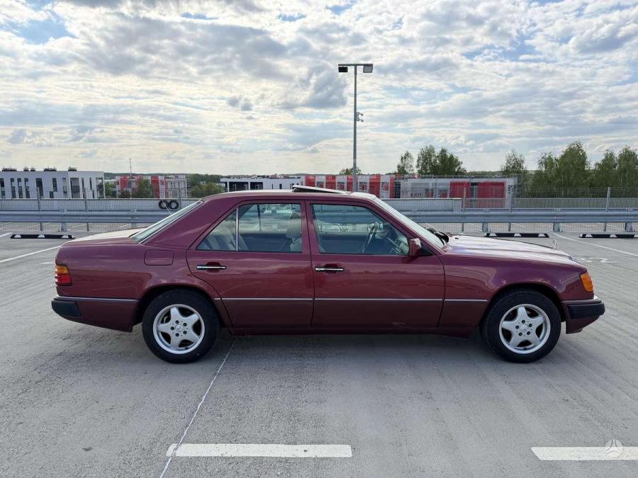 Red Mercedes-Benz E 220 1993 in Vilnius, with an engine capacity of 2.20 L and mileage of 205 thousand km for 6200 €, photo 13 on AUTOMOTO.COM.LV