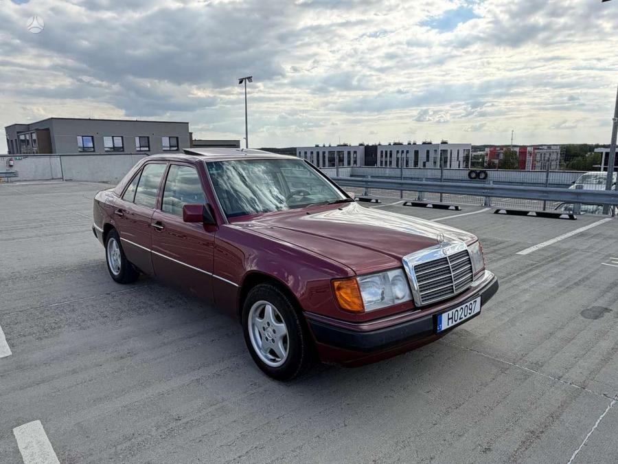 Red Mercedes-Benz E 220 1993 in Vilnius, with an engine capacity of 2.20 L and mileage of 205 thousand km for 6200 €, photo 14 on AUTOMOTO.COM.LV