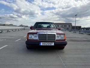 Red Mercedes-Benz E 220 1993 in Vilnius, with an engine capacity of 2.20 L and mileage of 205 thousand km for 6200 €, photo 15 on AUTOMOTO.COM.LV