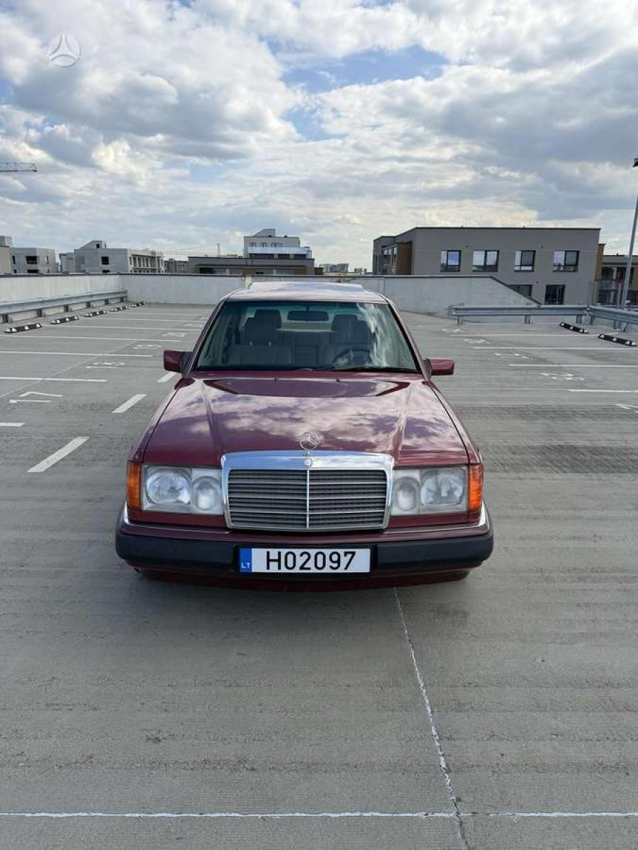 Red Mercedes-Benz E 220 1993 in Vilnius, with an engine capacity of 2.20 L and mileage of 205 thousand km for 6200 €, photo 16 on AUTOMOTO.COM.LV