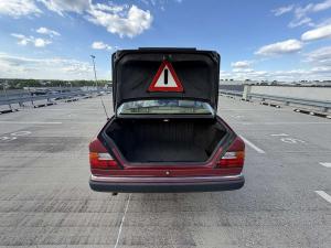 Red Mercedes-Benz E 220 1993 in Vilnius, with an engine capacity of 2.20 L and mileage of 205 thousand km for 6200 €, photo 17 on AUTOMOTO.COM.LV