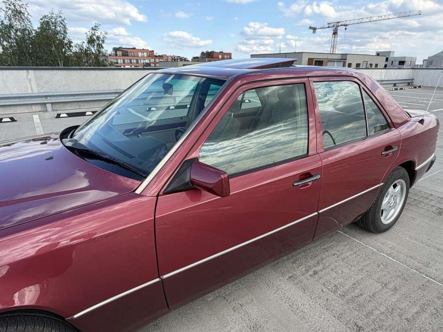 Red Mercedes-Benz E 220 1993 in Vilnius, with an engine capacity of 2.20 L and mileage of 205 thousand km for 6200 €, photo 18 on AUTOMOTO.COM.LV
