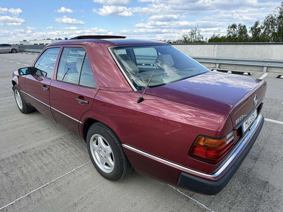 Red Mercedes-Benz E 220 1993 in Vilnius, with an engine capacity of 2.20 L and mileage of 205 thousand km for 6200 €, photo 19 on AUTOMOTO.COM.LV