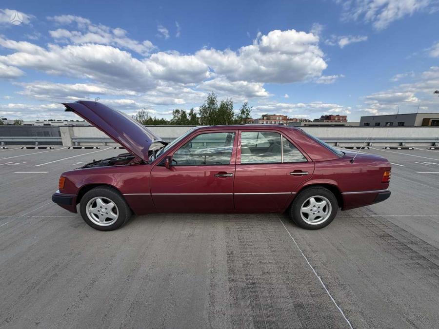 Red Mercedes-Benz E 220 1993 in Vilnius, with an engine capacity of 2.20 L and mileage of 205 thousand km for 6200 €, photo 20 on AUTOMOTO.COM.LV