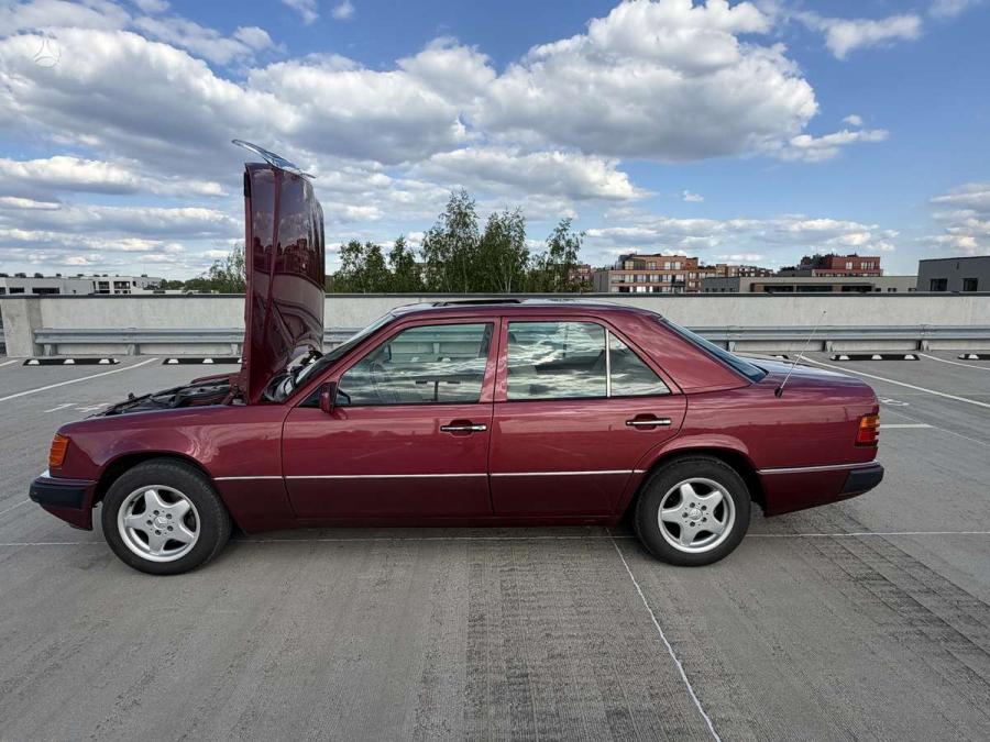 Red Mercedes-Benz E 220 1993 in Vilnius, with an engine capacity of 2.20 L and mileage of 205 thousand km for 6200 €, photo 21 on AUTOMOTO.COM.LV