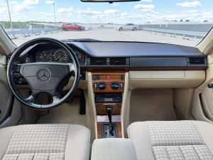 Red Mercedes-Benz E 220 1993 in Vilnius, with an engine capacity of 2.20 L and mileage of 205 thousand km for 6200 €, photo 23 on AUTOMOTO.COM.LV