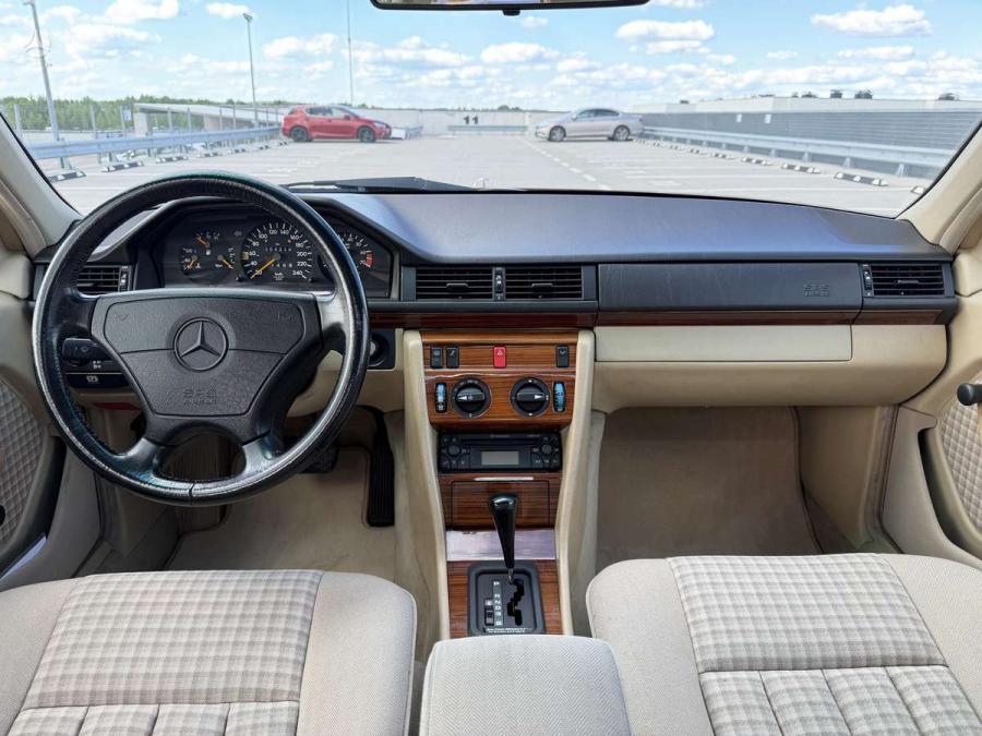 Red Mercedes-Benz E 220 1993 in Vilnius, with an engine capacity of 2.20 L and mileage of 205 thousand km for 6200 €, photo 23 on AUTOMOTO.COM.LV