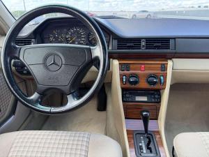 Red Mercedes-Benz E 220 1993 in Vilnius, with an engine capacity of 2.20 L and mileage of 205 thousand km for 6200 €, photo 24 on AUTOMOTO.COM.LV