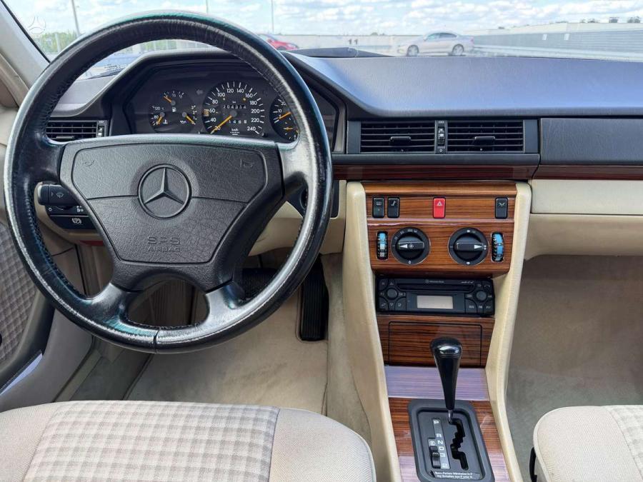 Red Mercedes-Benz E 220 1993 in Vilnius, with an engine capacity of 2.20 L and mileage of 205 thousand km for 6200 €, photo 24 on AUTOMOTO.COM.LV