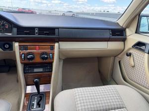 Red Mercedes-Benz E 220 1993 in Vilnius, with an engine capacity of 2.20 L and mileage of 205 thousand km for 6200 €, photo 25 on AUTOMOTO.COM.LV