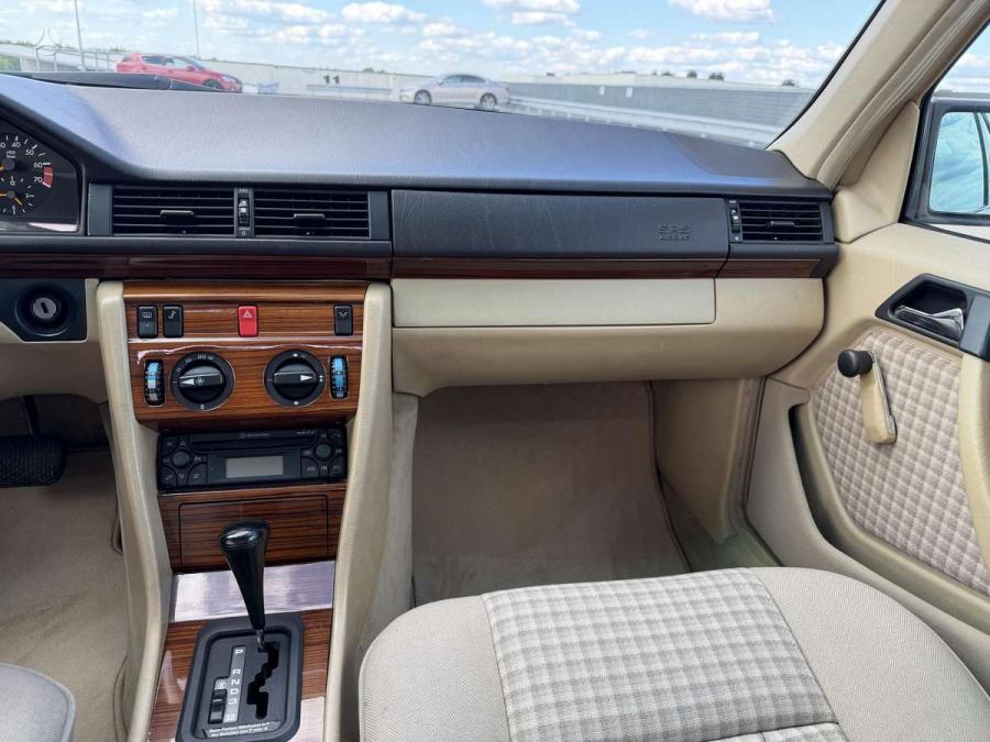 Red Mercedes-Benz E 220 1993 in Vilnius, with an engine capacity of 2.20 L and mileage of 205 thousand km for 6200 €, photo 25 on AUTOMOTO.COM.LV