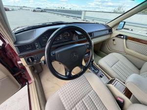 Red Mercedes-Benz E 220 1993 in Vilnius, with an engine capacity of 2.20 L and mileage of 205 thousand km for 6200 €, photo 26 on AUTOMOTO.COM.LV