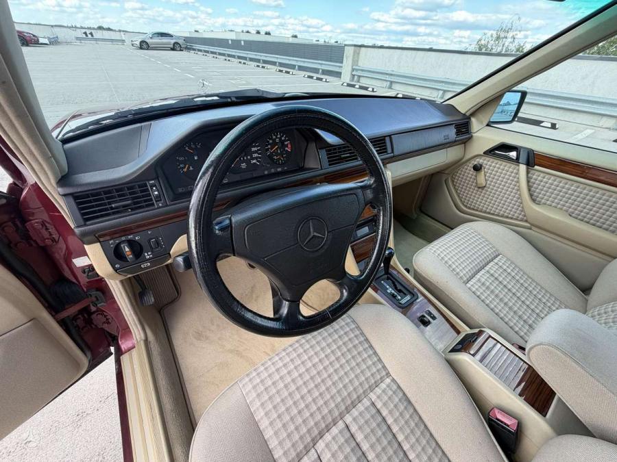 Red Mercedes-Benz E 220 1993 in Vilnius, with an engine capacity of 2.20 L and mileage of 205 thousand km for 6200 €, photo 26 on AUTOMOTO.COM.LV