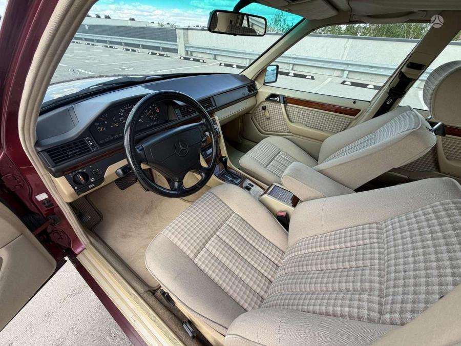 Red Mercedes-Benz E 220 1993 in Vilnius, with an engine capacity of 2.20 L and mileage of 205 thousand km for 6200 €, photo 27 on AUTOMOTO.COM.LV