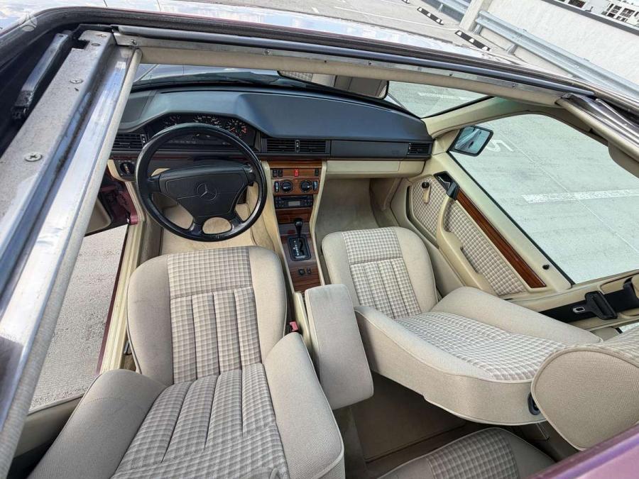 Red Mercedes-Benz E 220 1993 in Vilnius, with an engine capacity of 2.20 L and mileage of 205 thousand km for 6200 €, photo 28 on AUTOMOTO.COM.LV