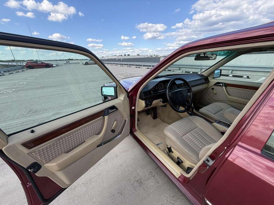 Red Mercedes-Benz E 220 1993 in Vilnius, with an engine capacity of 2.20 L and mileage of 205 thousand km for 6200 €, photo 29 on AUTOMOTO.COM.LV