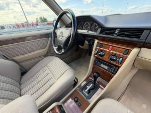 Red Mercedes-Benz E 220 1993 in Vilnius, with an engine capacity of 2.20 L and mileage of 205 thousand km for 6200 €, photo 30 on AUTOMOTO.COM.LV