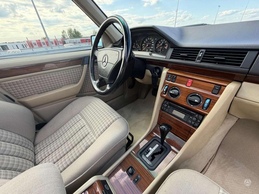 Red Mercedes-Benz E 220 1993 in Vilnius, with an engine capacity of 2.20 L and mileage of 205 thousand km for 6200 €, photo 30 on AUTOMOTO.COM.LV