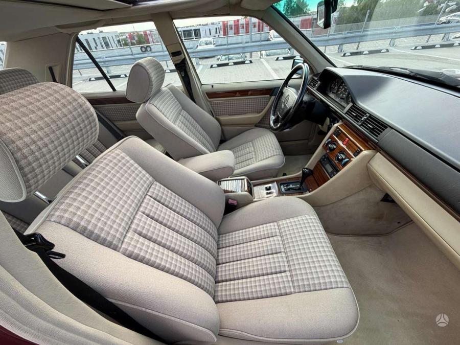Red Mercedes-Benz E 220 1993 in Vilnius, with an engine capacity of 2.20 L and mileage of 205 thousand km for 6200 €, photo 31 on AUTOMOTO.COM.LV