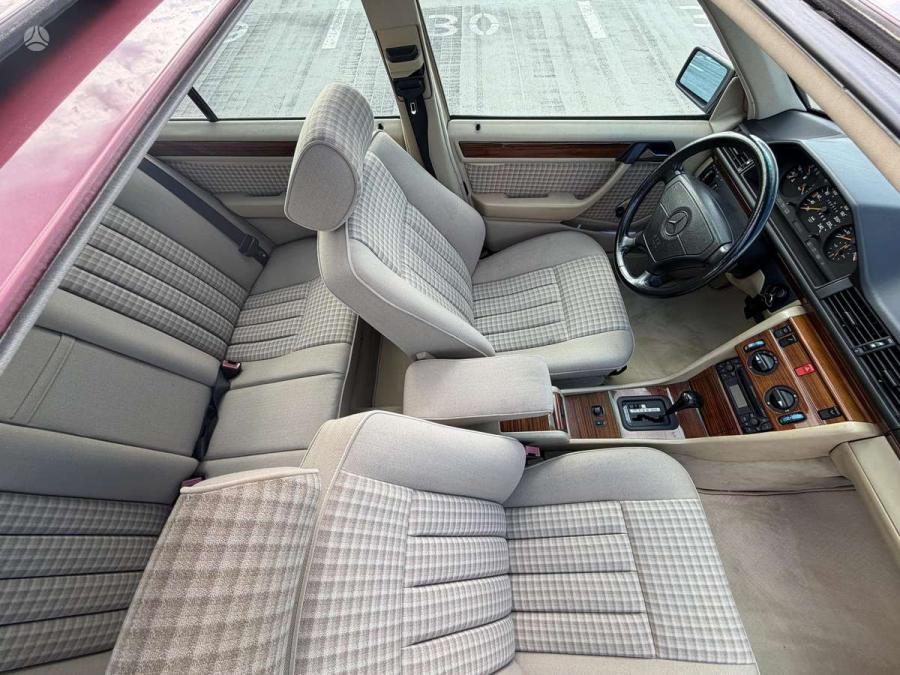 Red Mercedes-Benz E 220 1993 in Vilnius, with an engine capacity of 2.20 L and mileage of 205 thousand km for 6200 €, photo 32 on AUTOMOTO.COM.LV