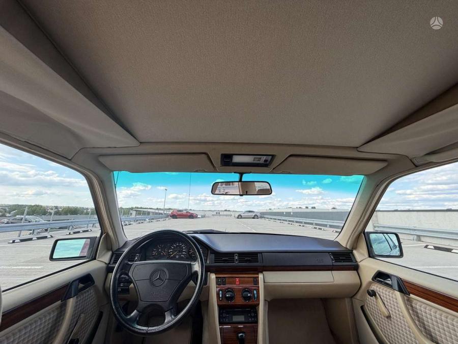 Red Mercedes-Benz E 220 1993 in Vilnius, with an engine capacity of 2.20 L and mileage of 205 thousand km for 6200 €, photo 33 on AUTOMOTO.COM.LV