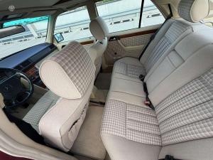 Red Mercedes-Benz E 220 1993 in Vilnius, with an engine capacity of 2.20 L and mileage of 205 thousand km for 6200 €, photo 36 on AUTOMOTO.COM.LV
