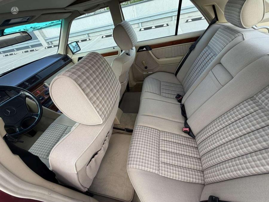 Red Mercedes-Benz E 220 1993 in Vilnius, with an engine capacity of 2.20 L and mileage of 205 thousand km for 6200 €, photo 36 on AUTOMOTO.COM.LV