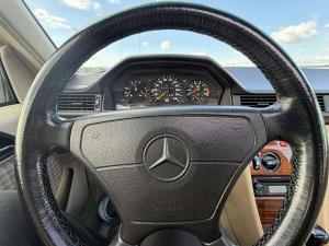 Red Mercedes-Benz E 220 1993 in Vilnius, with an engine capacity of 2.20 L and mileage of 205 thousand km for 6200 €, photo 38 on AUTOMOTO.COM.LV