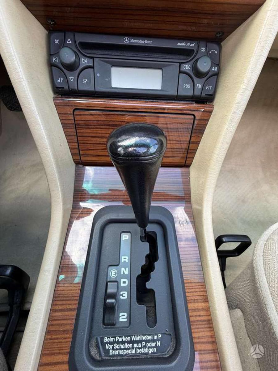 Red Mercedes-Benz E 220 1993 in Vilnius, with an engine capacity of 2.20 L and mileage of 205 thousand km for 6200 €, photo 39 on AUTOMOTO.COM.LV