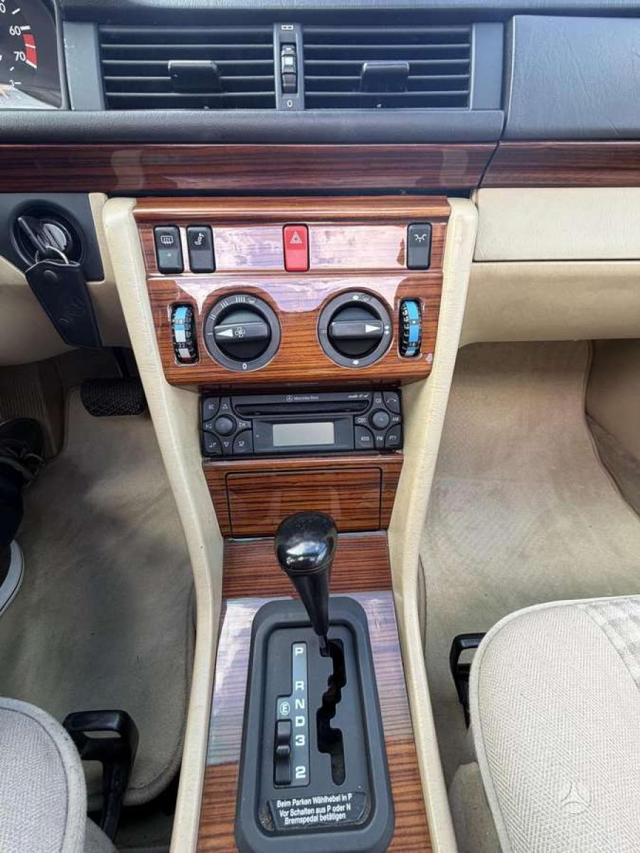 Red Mercedes-Benz E 220 1993 in Vilnius, with an engine capacity of 2.20 L and mileage of 205 thousand km for 6200 €, photo 40 on AUTOMOTO.COM.LV