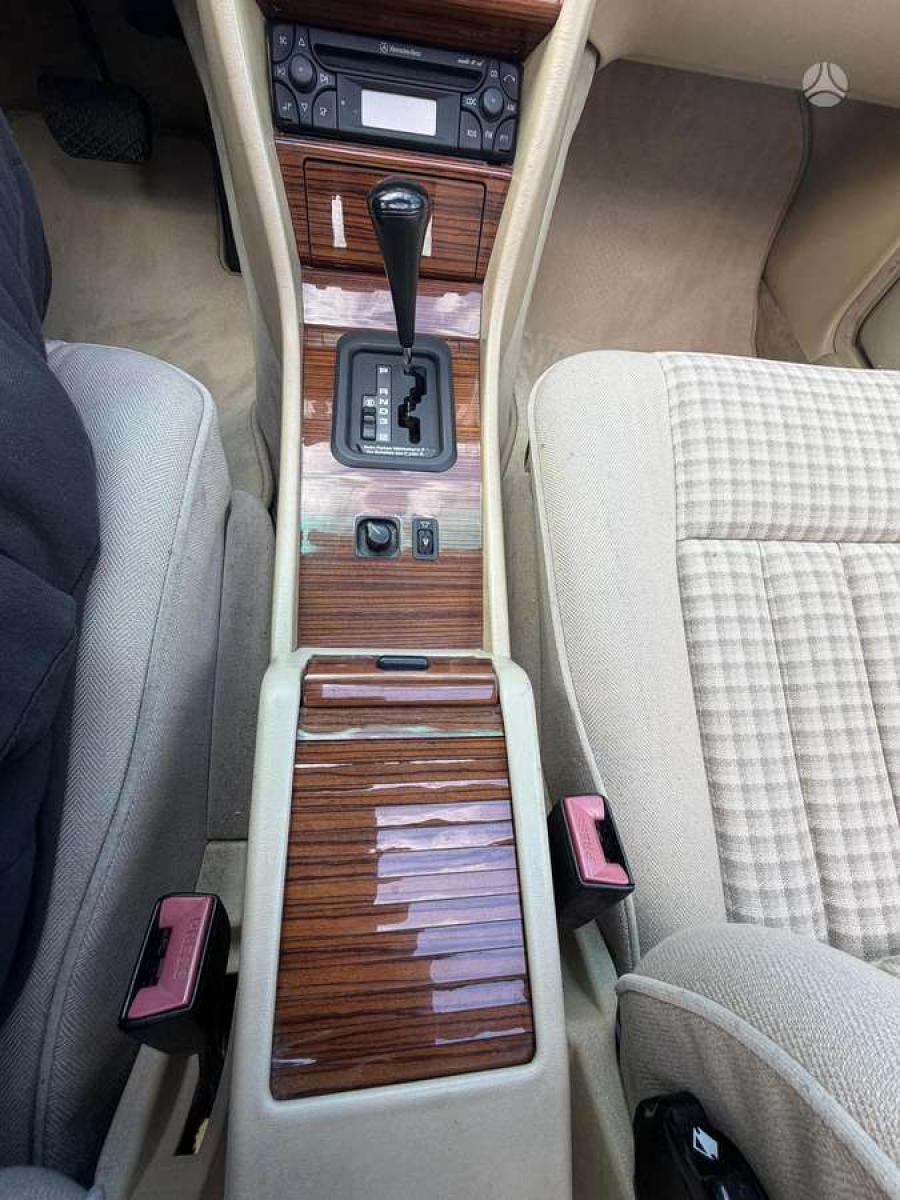 Red Mercedes-Benz E 220 1993 in Vilnius, with an engine capacity of 2.20 L and mileage of 205 thousand km for 6200 €, photo 43 on AUTOMOTO.COM.LV