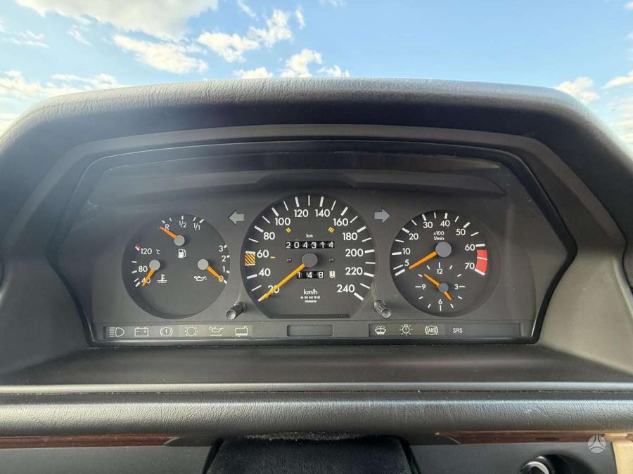 Red Mercedes-Benz E 220 1993 in Vilnius, with an engine capacity of 2.20 L and mileage of 205 thousand km for 6200 €, photo 47 on AUTOMOTO.COM.LV