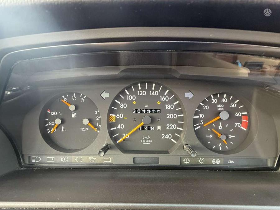 Red Mercedes-Benz E 220 1993 in Vilnius, with an engine capacity of 2.20 L and mileage of 205 thousand km for 6200 €, photo 48 on AUTOMOTO.COM.LV