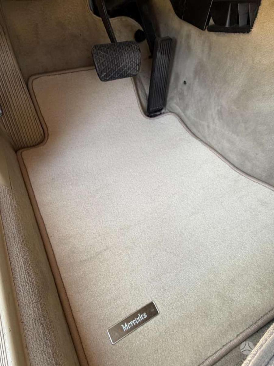 Red Mercedes-Benz E 220 1993 in Vilnius, with an engine capacity of 2.20 L and mileage of 205 thousand km for 6200 €, photo 50 on AUTOMOTO.COM.LV