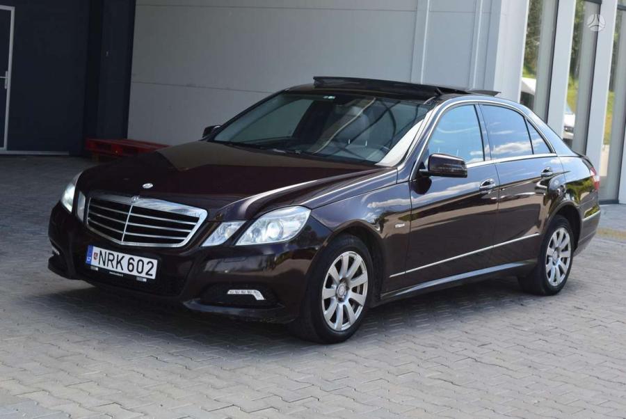 Red Mercedes-Benz E 220 2009 in Vilnius, with an engine capacity of 2.15 L and mileage of 390 thousand km for 4550 €, photo 1 on AUTOMOTO.COM.LV
