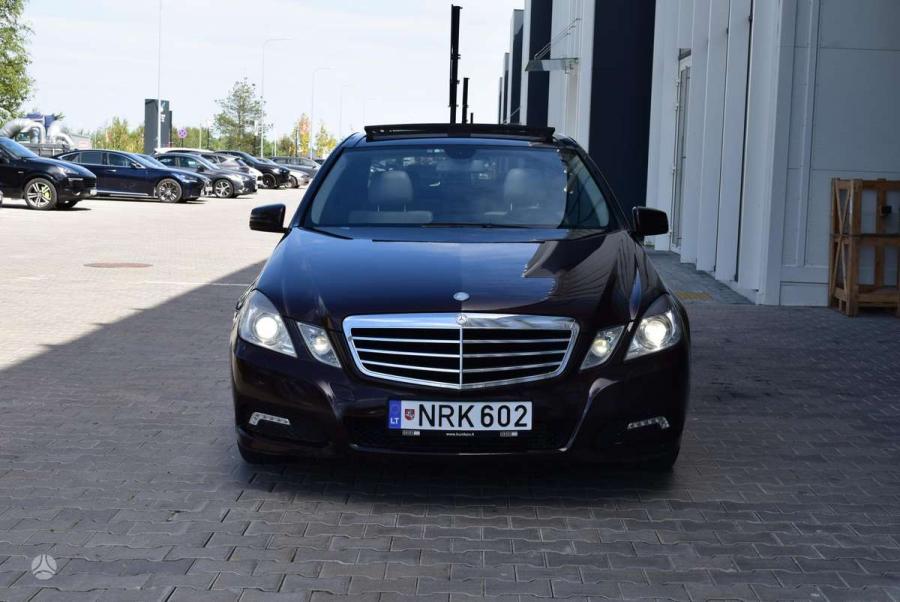Red Mercedes-Benz E 220 2009 in Vilnius, with an engine capacity of 2.15 L and mileage of 390 thousand km for 4550 €, photo 4 on AUTOMOTO.COM.LV
