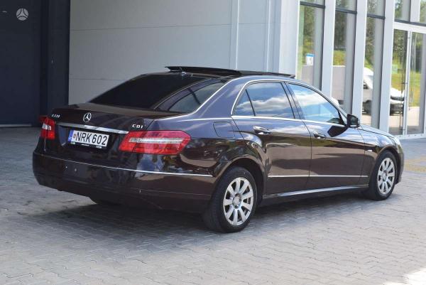 Sarkans Mercedes-Benz E 220 2009 Viļņa, ar dzinēja tilpumu 2.15 L un nobraukumu 390 tūkst. km par 4550 €, foto 6 vietnē AUTOMOTO.COM.LV