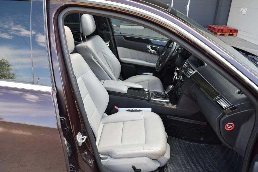 Red Mercedes-Benz E 220 2009 in Vilnius, with an engine capacity of 2.15 L and mileage of 390 thousand km for 4550 €, photo 9 on AUTOMOTO.COM.LV