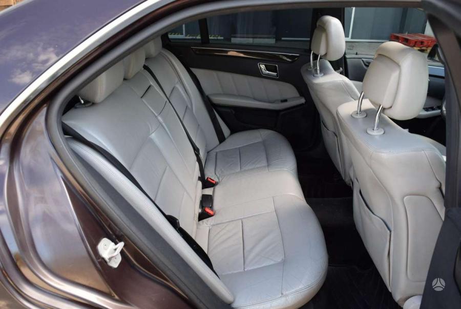 Red Mercedes-Benz E 220 2009 in Vilnius, with an engine capacity of 2.15 L and mileage of 390 thousand km for 4550 €, photo 10 on AUTOMOTO.COM.LV
