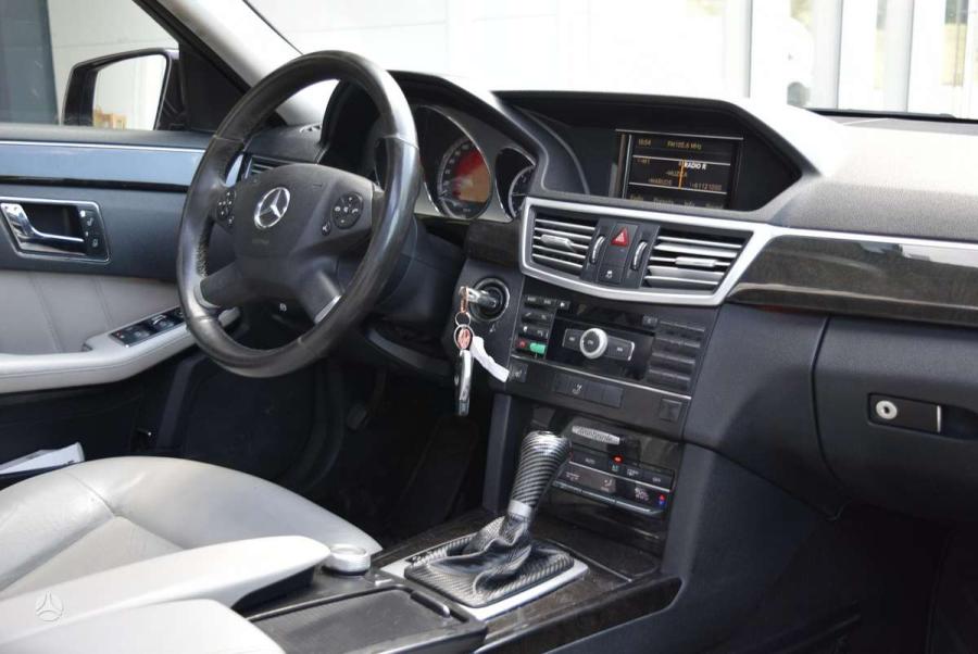 Red Mercedes-Benz E 220 2009 in Vilnius, with an engine capacity of 2.15 L and mileage of 390 thousand km for 4550 €, photo 11 on AUTOMOTO.COM.LV