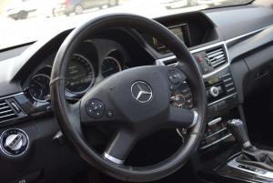 Red Mercedes-Benz E 220 2009 in Vilnius, with an engine capacity of 2.15 L and mileage of 390 thousand km for 4550 €, photo 12 on AUTOMOTO.COM.LV