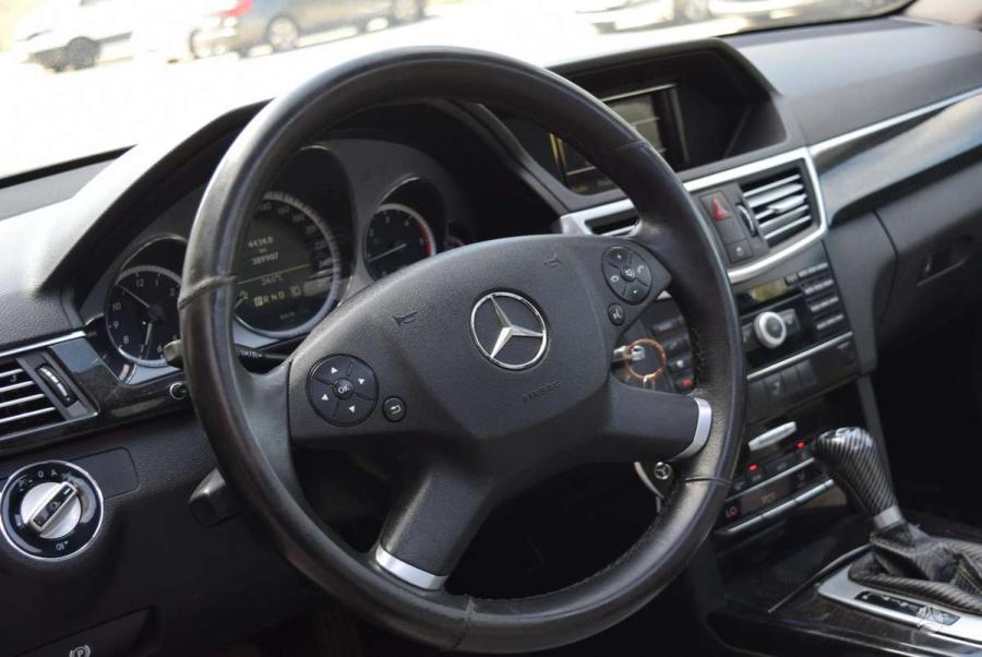 Red Mercedes-Benz E 220 2009 in Vilnius, with an engine capacity of 2.15 L and mileage of 390 thousand km for 4550 €, photo 12 on AUTOMOTO.COM.LV